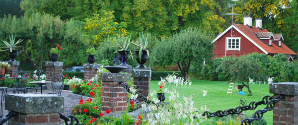 Trädgårdsmästare i Engsholms Slotts vackra park.